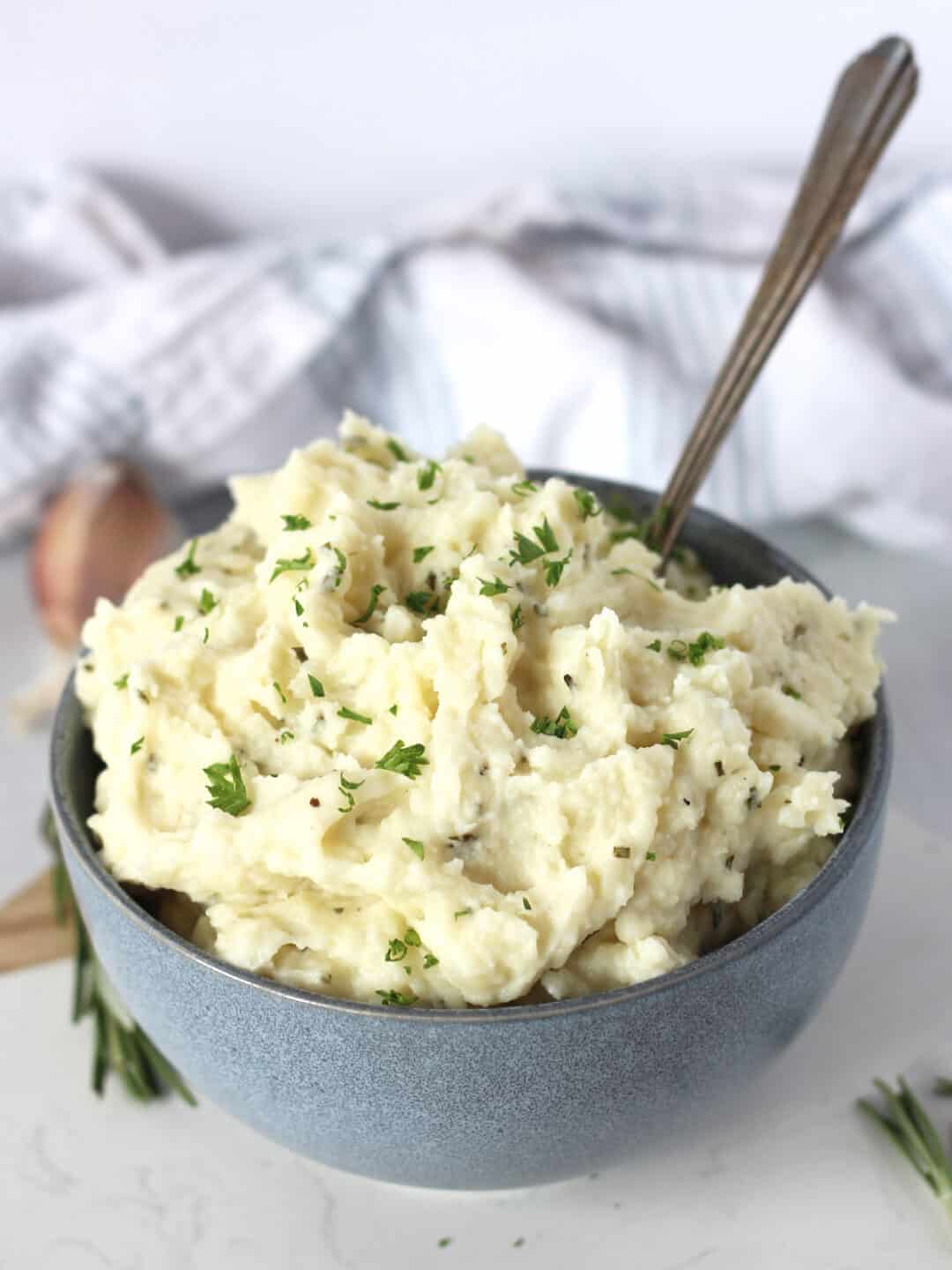 Creamy Rosemary Garlic Mashed Potatoes - Bite On The Side